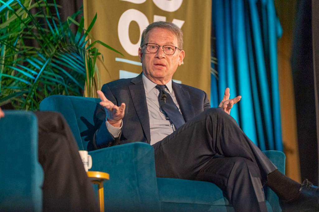 Tổng thống Donald Trump loan báo sẽ họp với Tổng biên tập Jeffrey ...