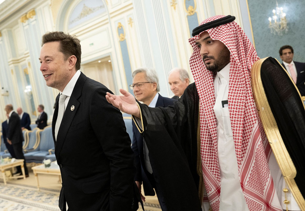 Các CEO Elon Musk, Sam Altman, Larry Fink tháp tùng Tổng thống Trump ...